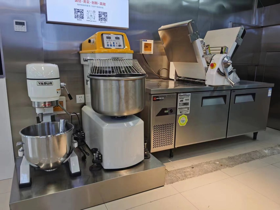 55 Pound Spiral Dough Mixer Dual Speed 2.2kw Digital Control For Bread ...